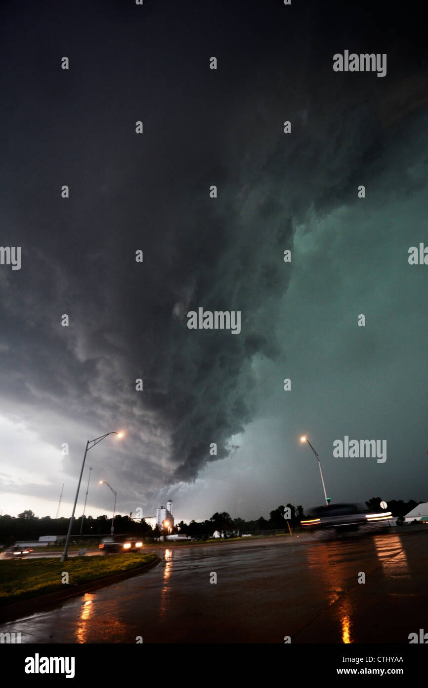 The clearly detailed edge of a squall line thunderstorm passing over a ...