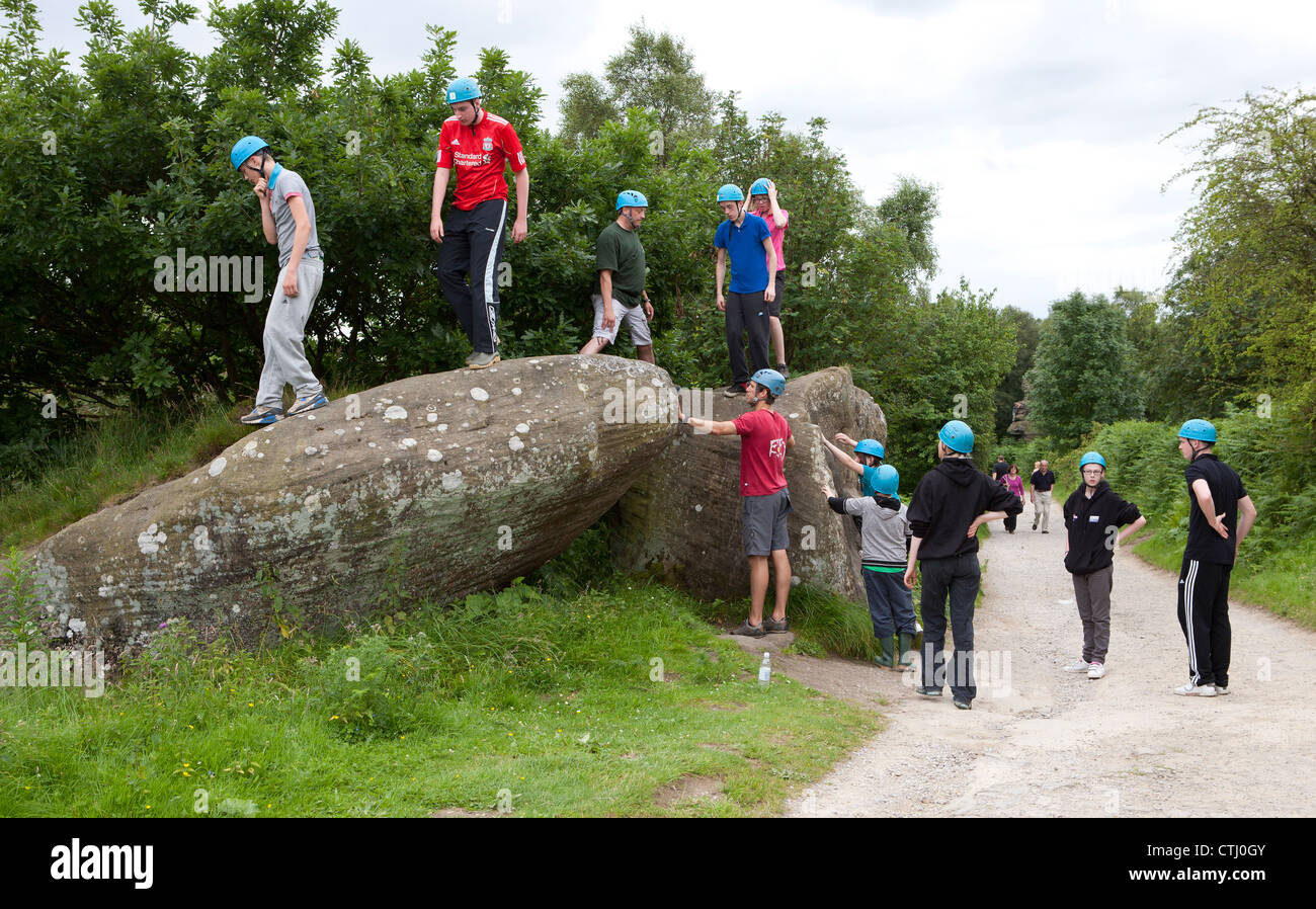 Student climb rope mountain hi-res stock photography and images - Alamy
