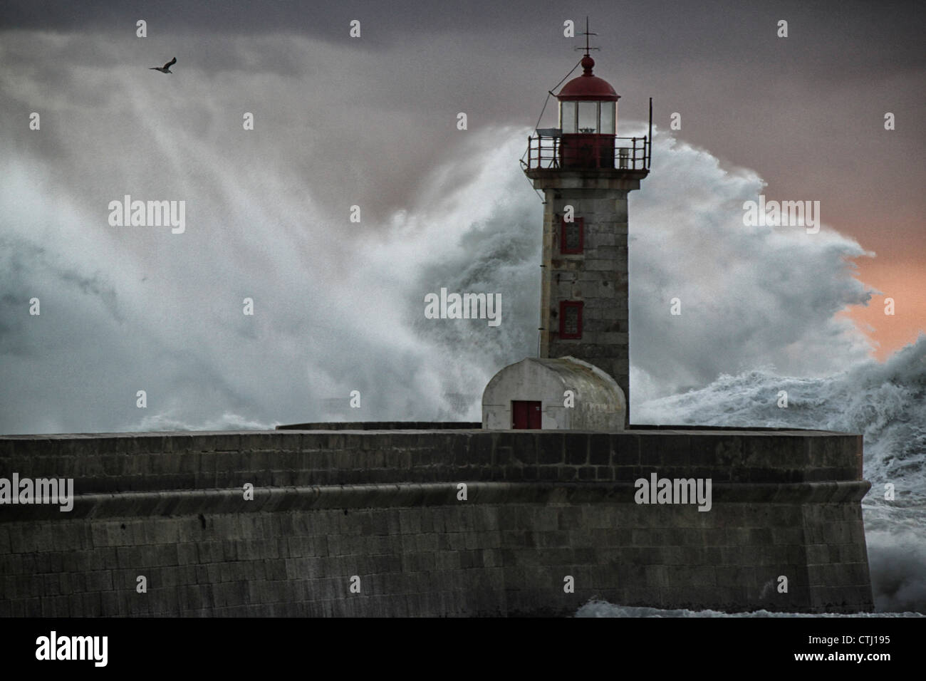 Lighthouse storm waves hi-res stock photography and images - Alamy