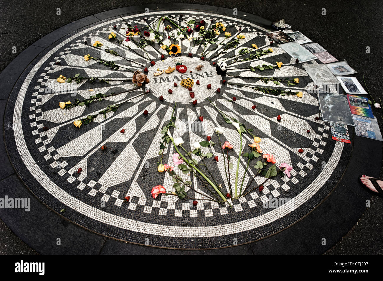 John Lennon Strawberry Fields Stock Photos & John Lennon Strawberry ...