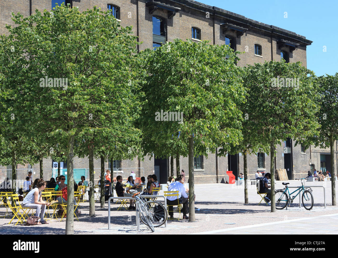 Granary Square in London NC1, in the KIng's Cross regeneration area ...