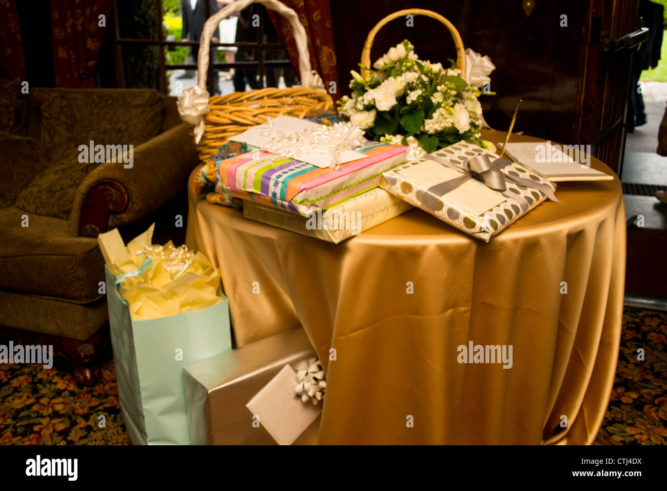 Gift table at a wedding Stock Photo - Alamy