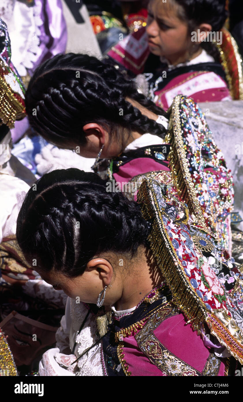 Peruvian girls in traditional dress hi-res stock photography and images ...