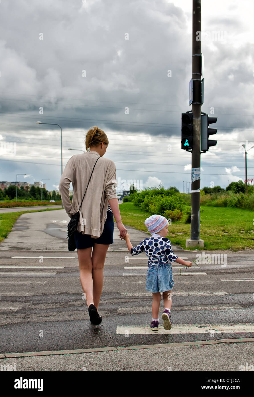 Child crossing road green traffic light hi-res stock photography and ...