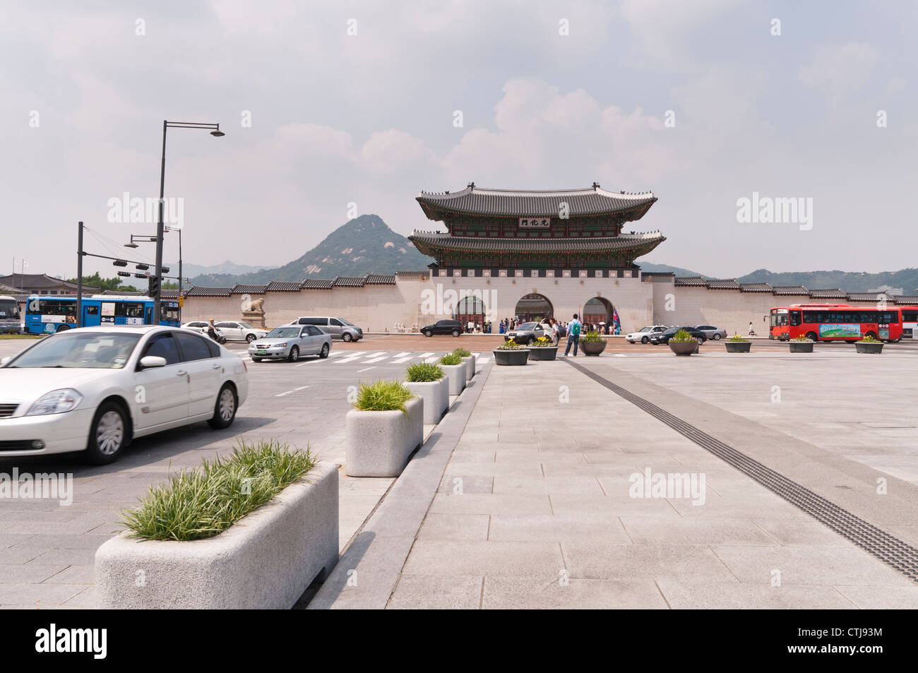 Gwanghwamun, the main gate to Gyeongbokgung Palace, Seoul, Korea Stock ...