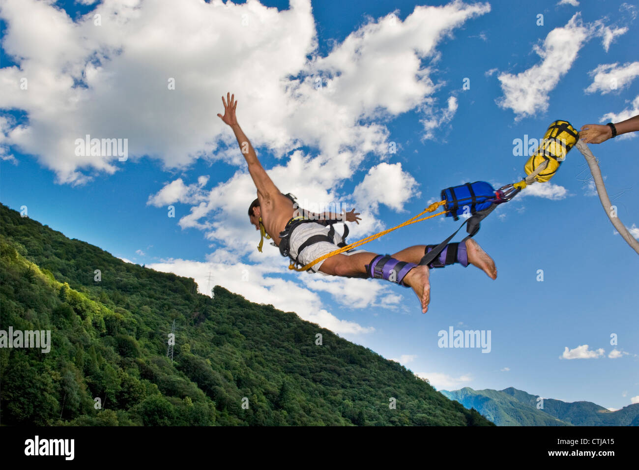 Bungee jumping verzasca dam hi-res stock photography and images - Alamy