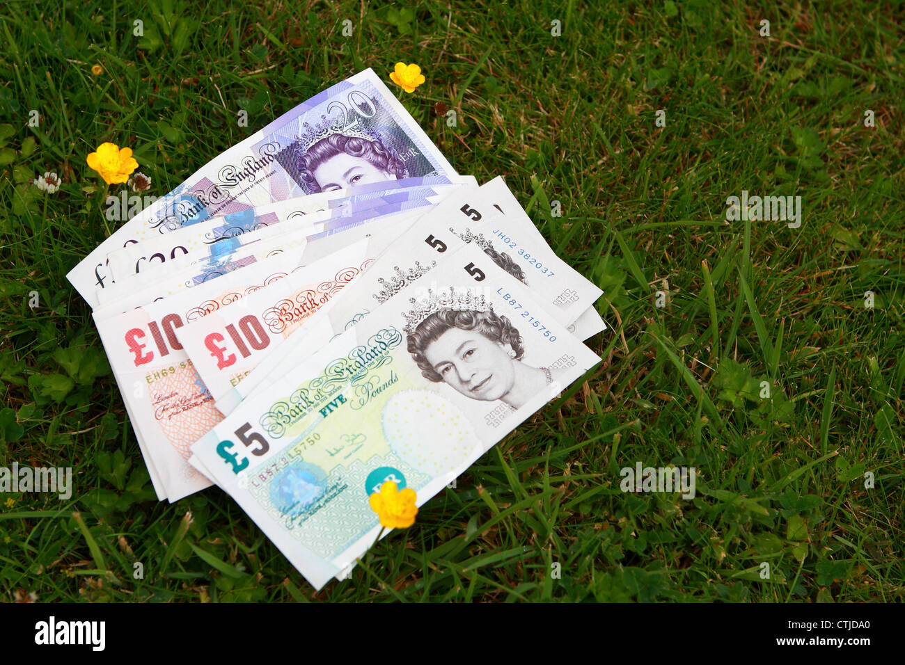 sterling notes lying on grass Stock Photo - Alamy