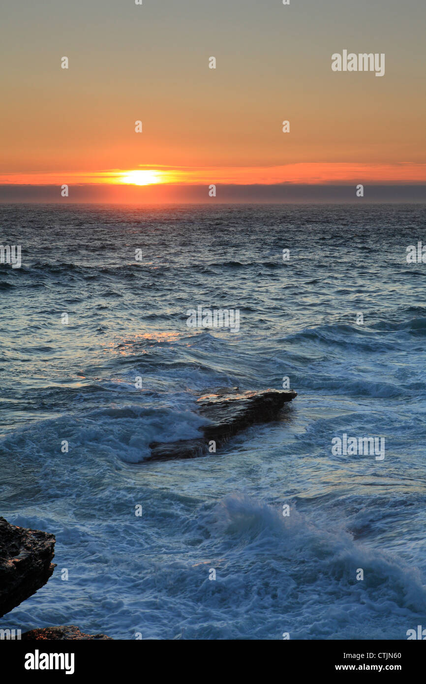 Trebarwith summer high tide north hi-res stock photography and images ...