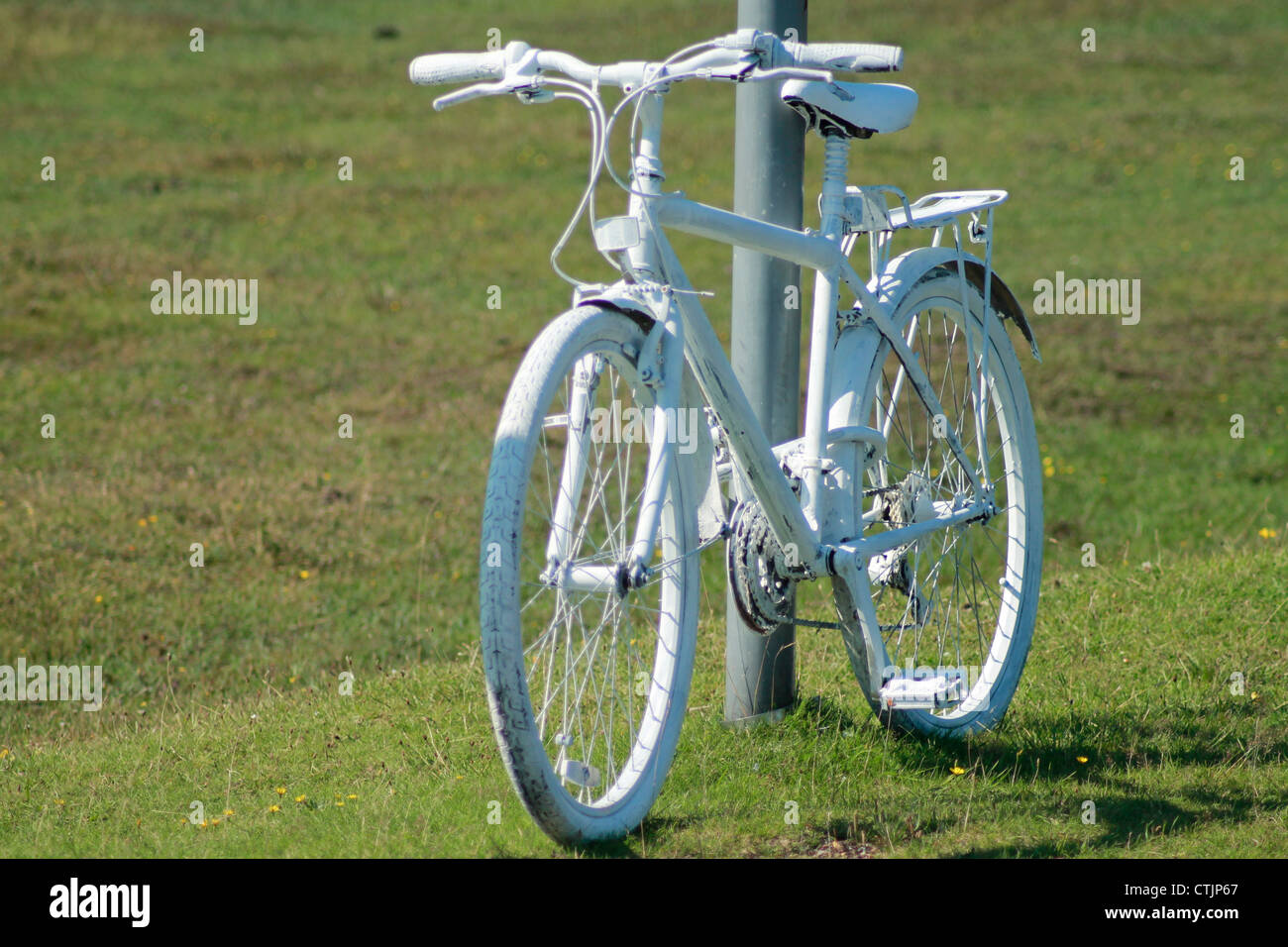 White painted bicycle sign hi-res stock photography and images - Alamy