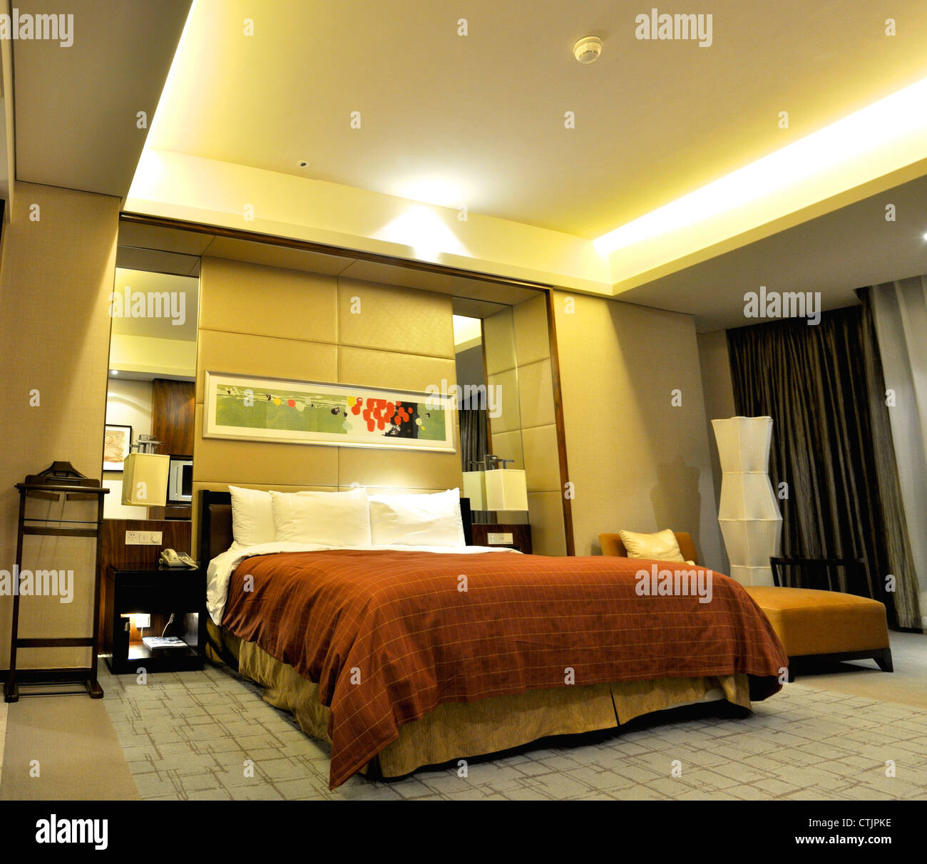 Empty bed night hi-res stock photography and images - Alamy