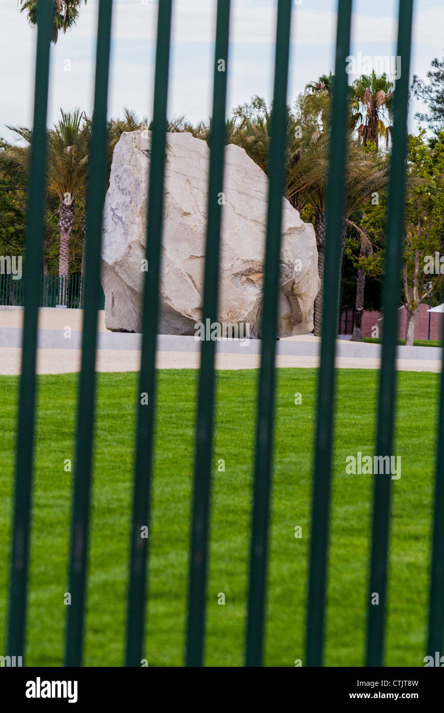 The giant 340 ton rock at The Los Angeles County Museum of Art LACMA ...
