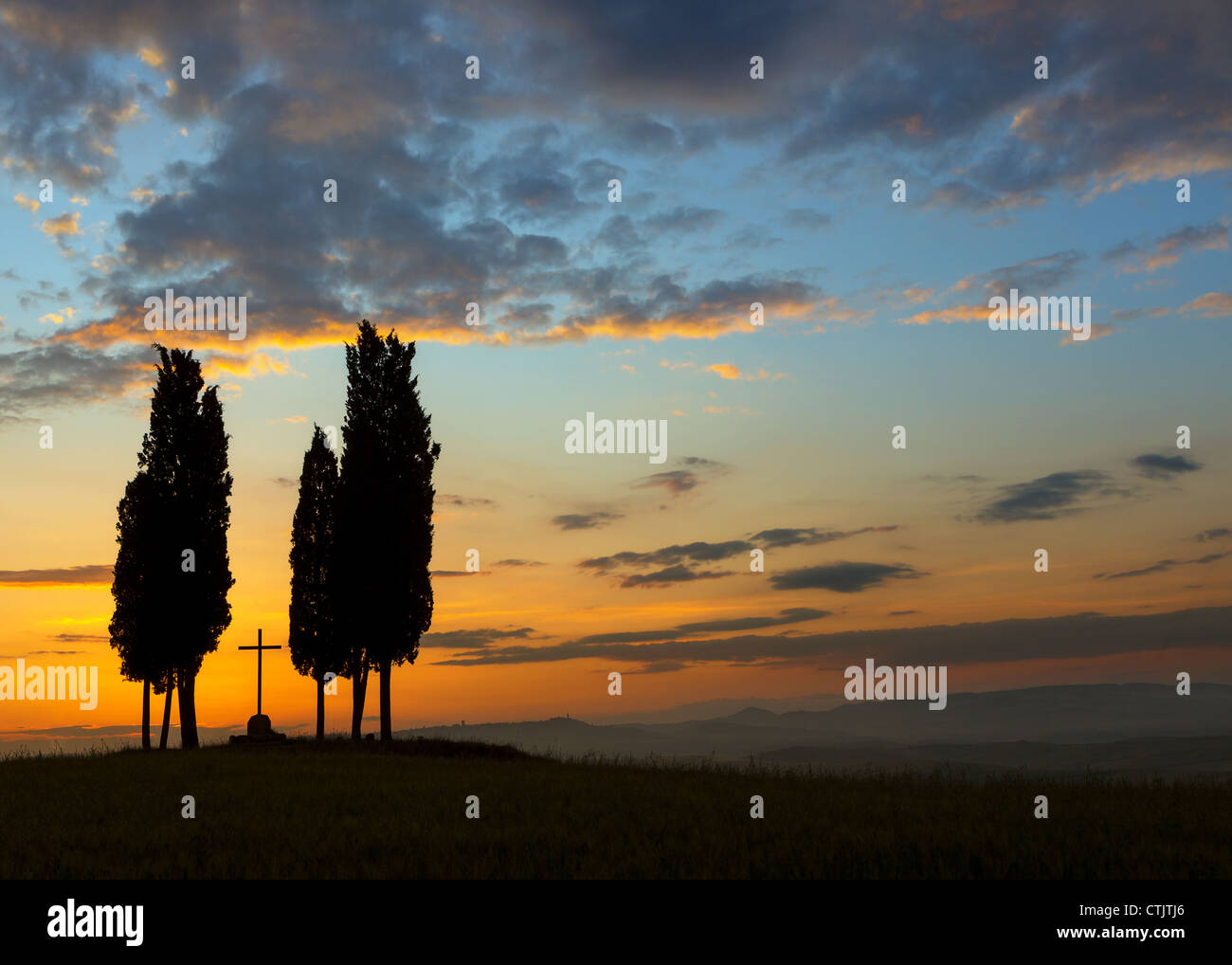 Early morning colors and backlit cross and cypress trees in Tuscany ...