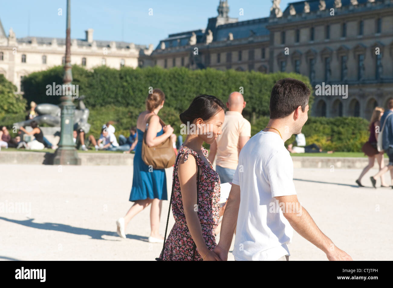 Asian couple paris hi-res stock photography and images - Alamy