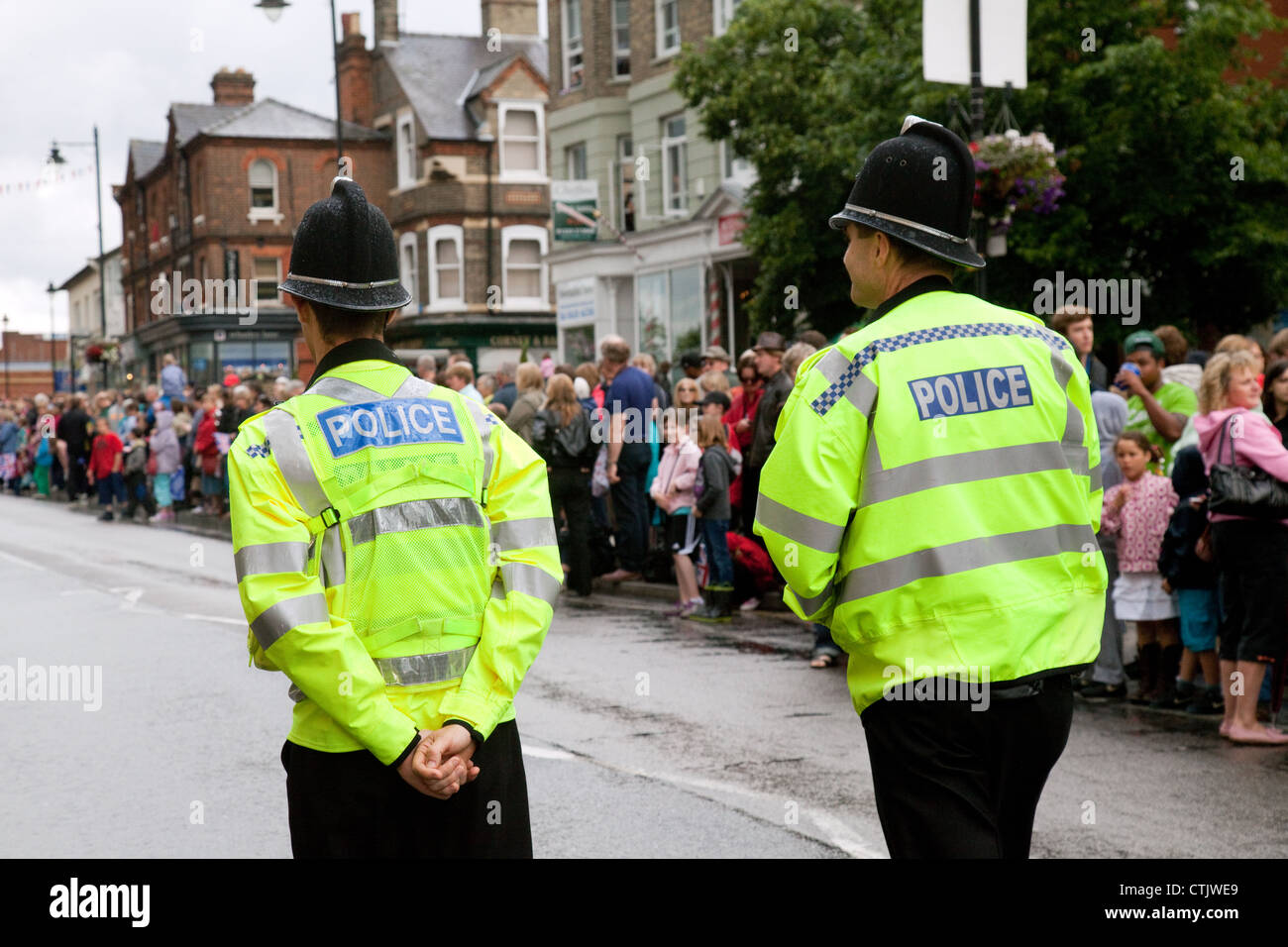 Policemen back hi-res stock photography and images - Alamy