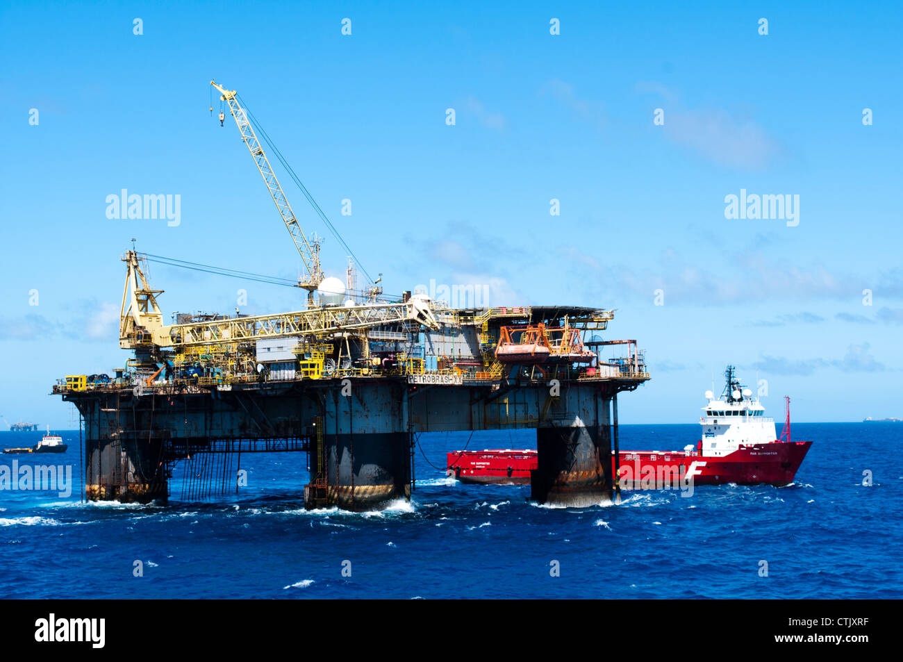 Crew transfer vessel crane hi-res stock photography and images - Alamy