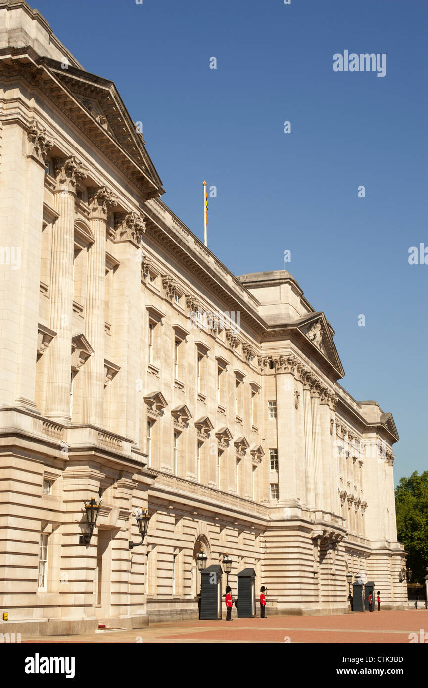 Buckingham palace sunshine hi-res stock photography and images - Alamy