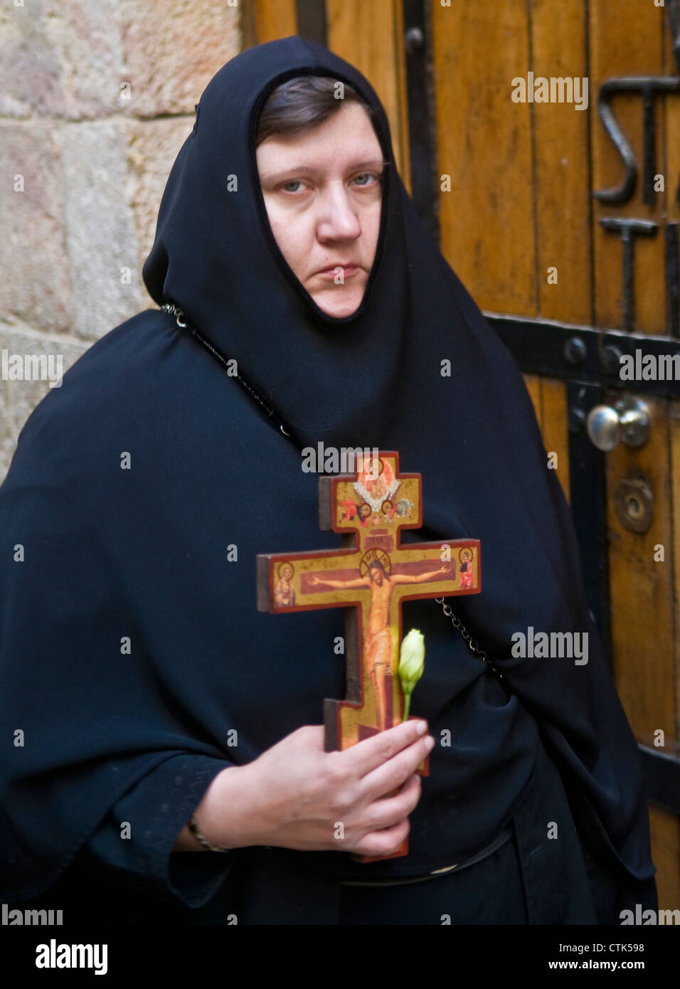 Christian pilgrims carry across along the Via Dolorosa in Jerusalem ...