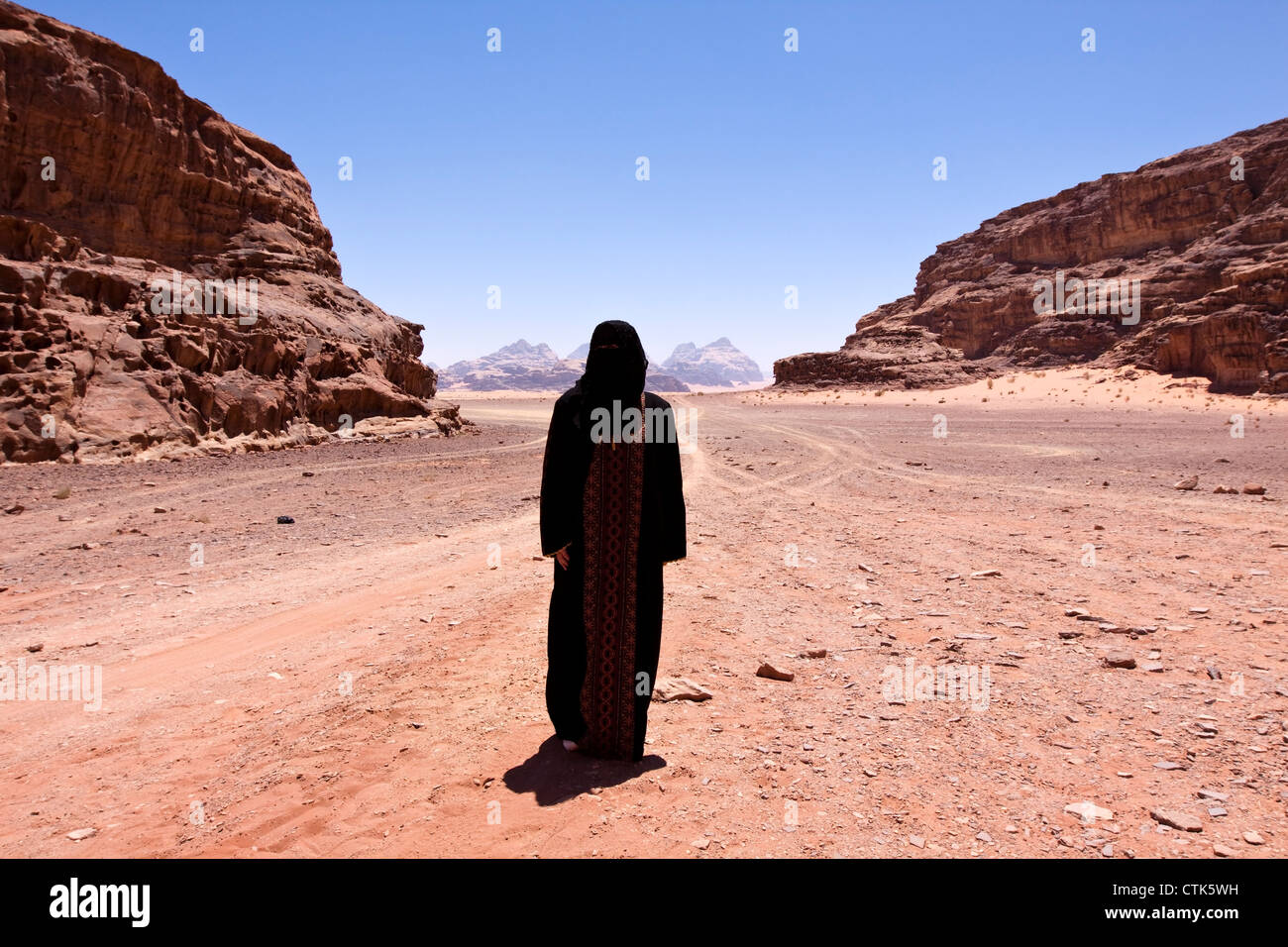 Nomadic woman with Burka in the desert Stock Photo - Alamy