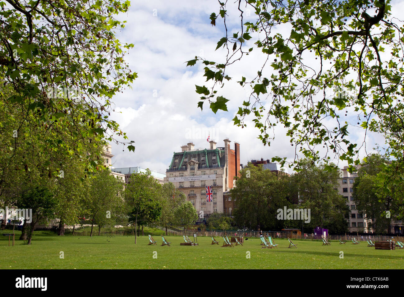 Green park london ritz hi-res stock photography and images - Alamy