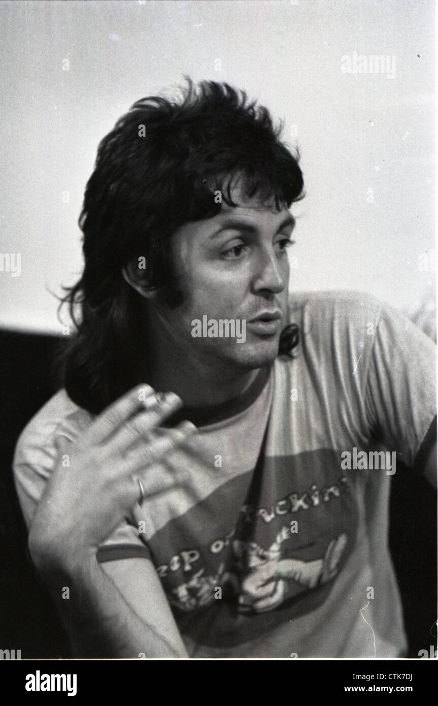 003821 - Paul McCartney backstage during the Wings 1973 UK Tour Stock ...