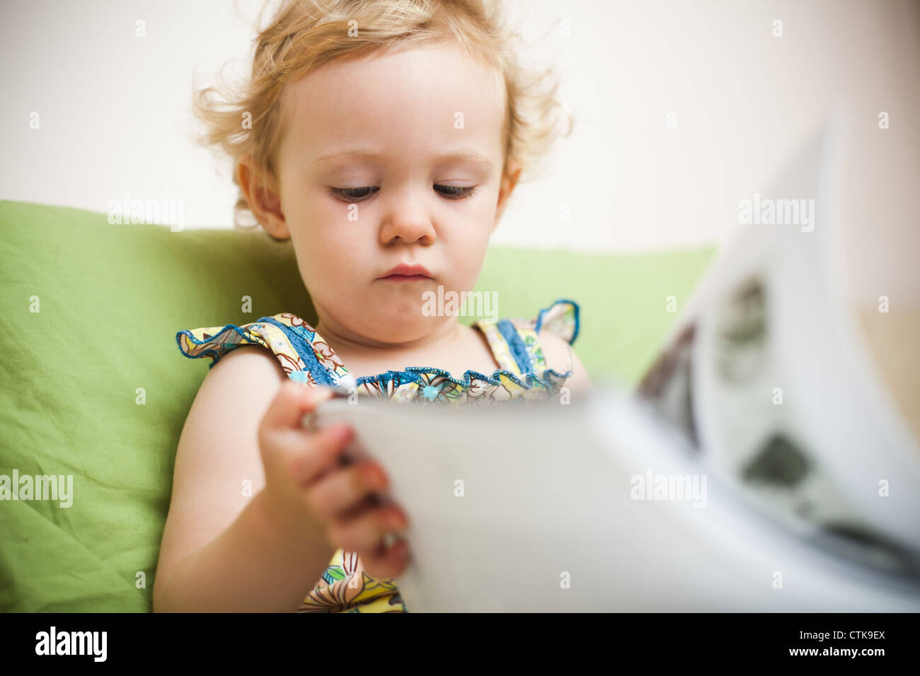 Little girls reading a book hi-res stock photography and images - Alamy