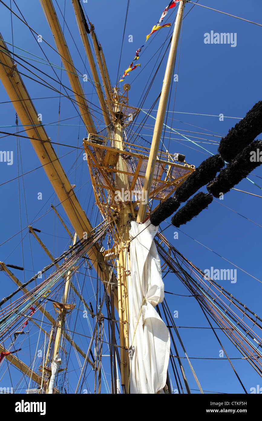 The complex rigging, mast and rope system of a tall ship Stock Photo ...