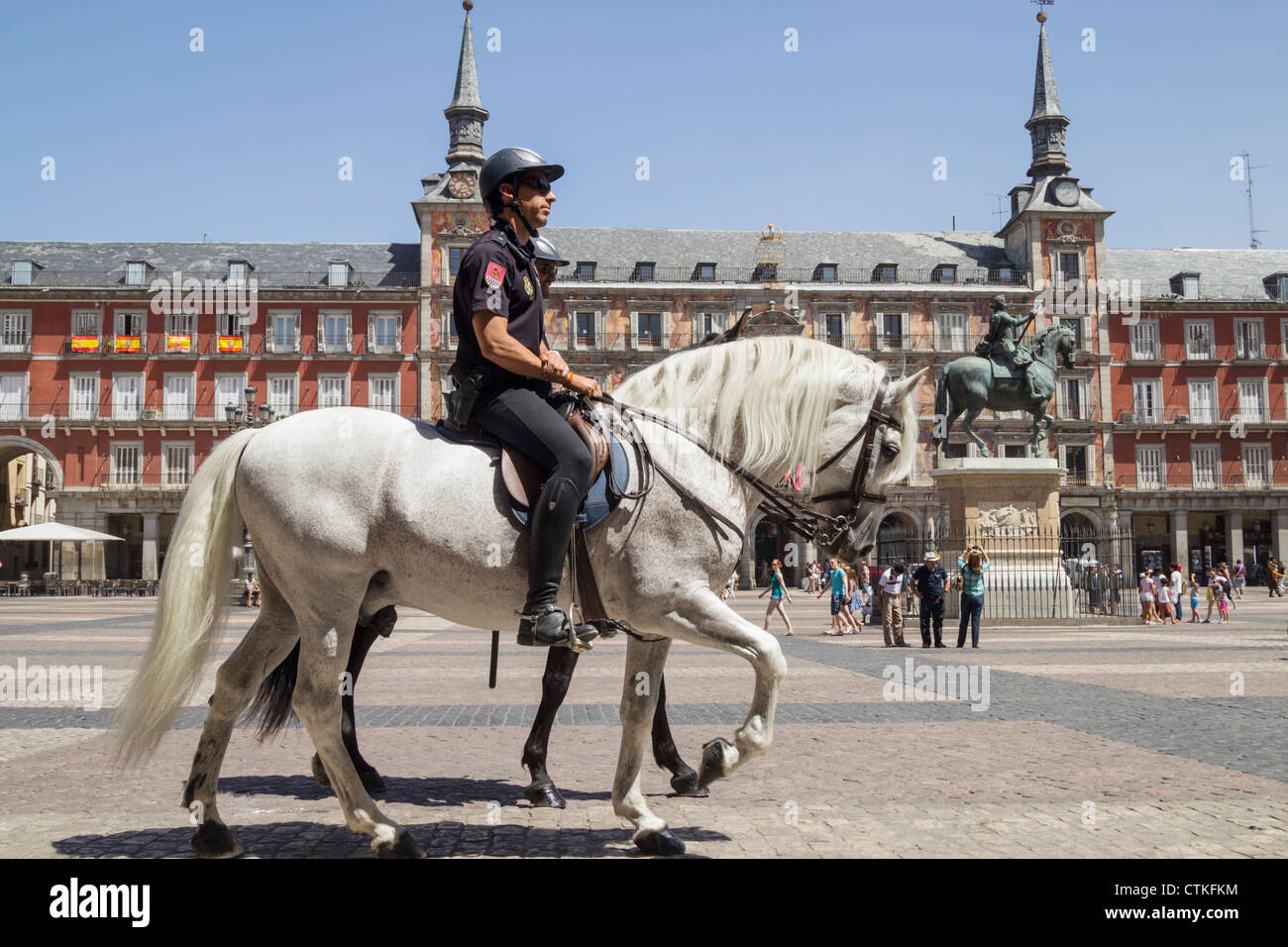 Policeman on horseback in Plaza Mayor, Madris, Spain Stock Photo - Alamy