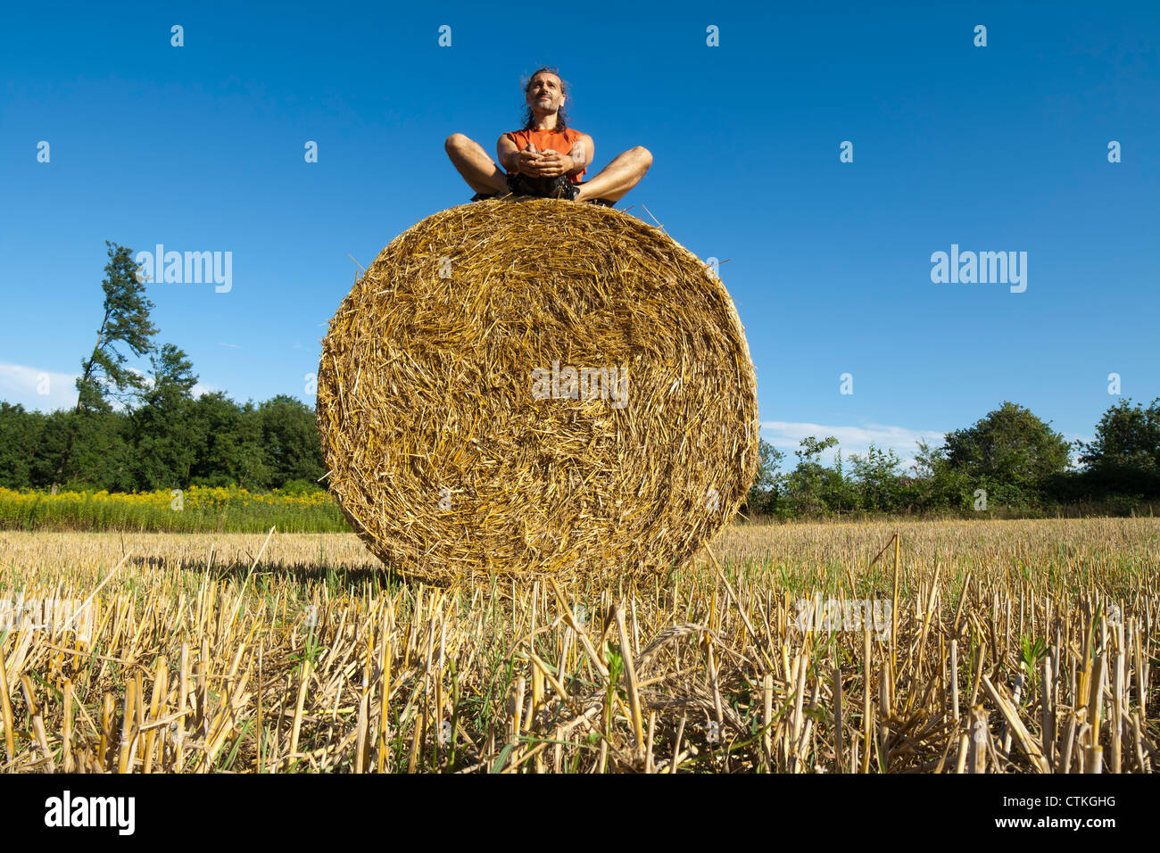 Man sitting on hay bale hi-res stock photography and images - Alamy