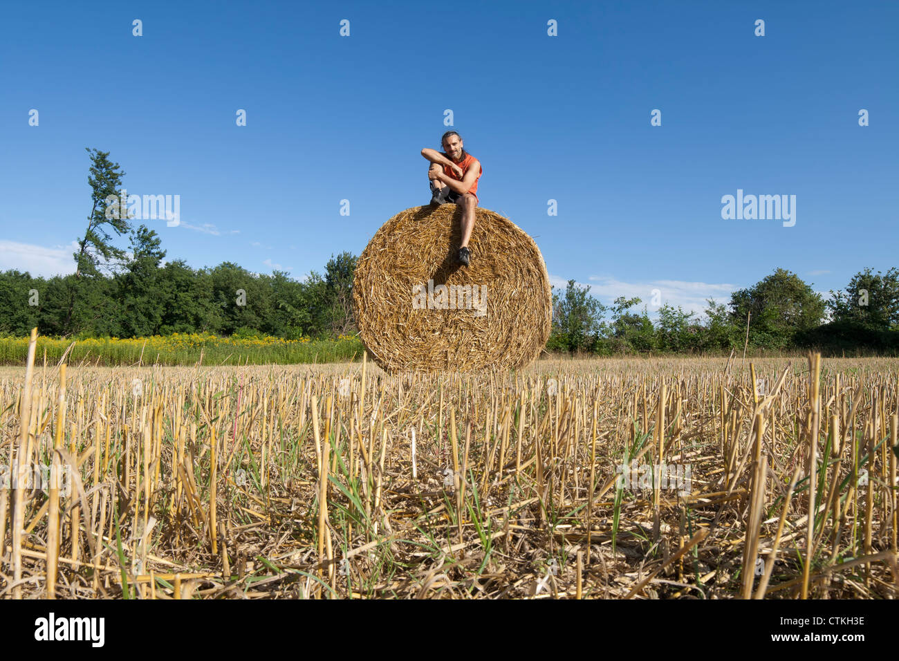 Man sitting on hay bale hi-res stock photography and images - Alamy
