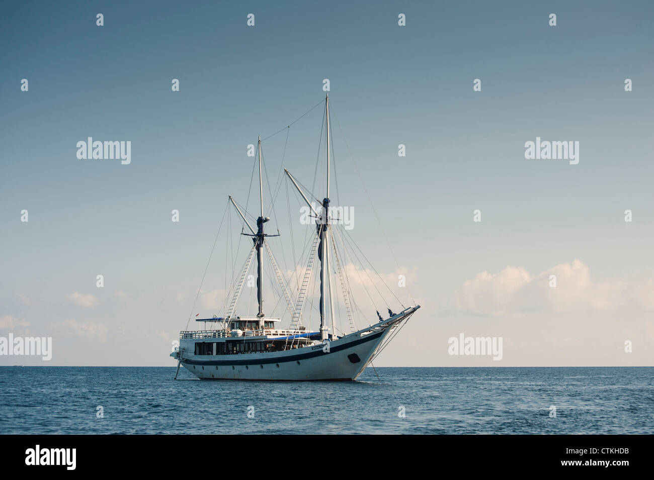 The schooner sailboat "Ombak Putih" cruises the waters of Indonesia ...