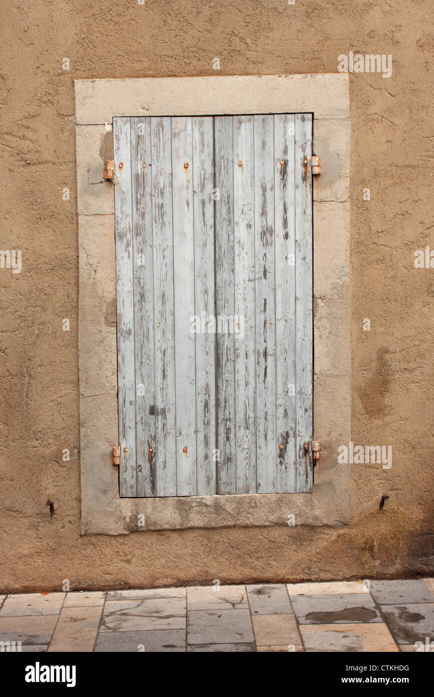 Faded window shutters hi-res stock photography and images - Alamy
