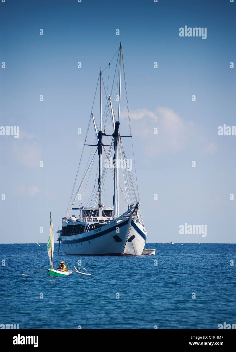 The schooner sailboat "Ombak Putih" cruises the waters of Indonesia ...