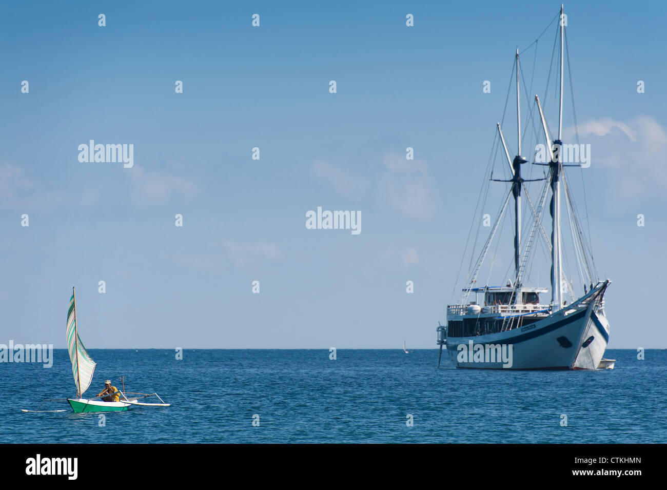 The schooner sailboat "Ombak Putih" cruises the waters of Indonesia ...
