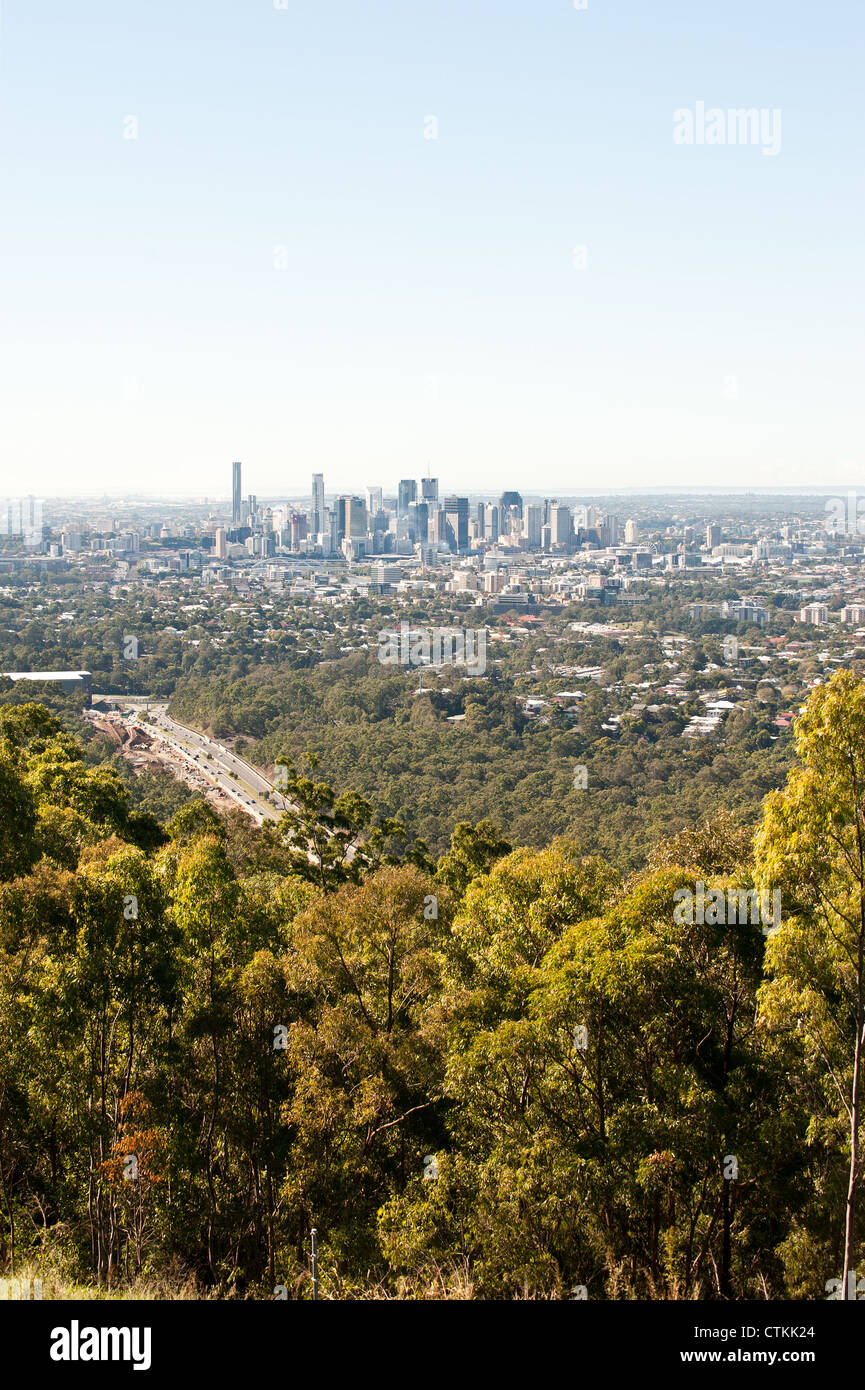 A view of Brisbane City from the summit of Mt Coot-Tha in Queensland ...