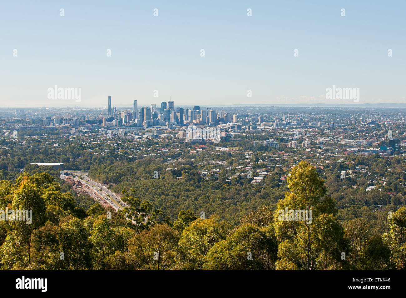 A view of Brisbane City from the summit of Mt Coot-Tha in Queensland ...