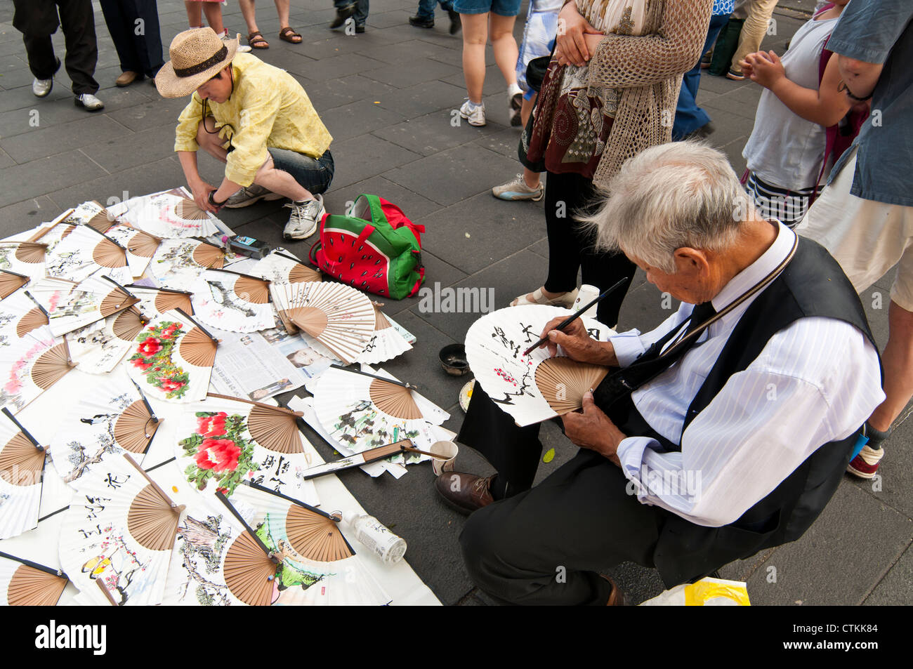 Street Artist painting pictures on folding fans in Insadong, Seoul ...