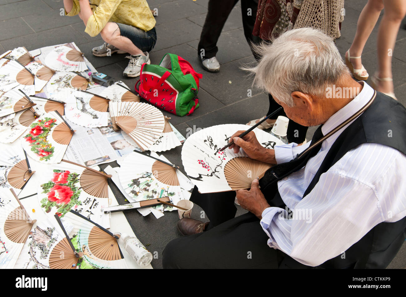 Street Artist painting pictures on folding fans in Insadong, Seoul ...