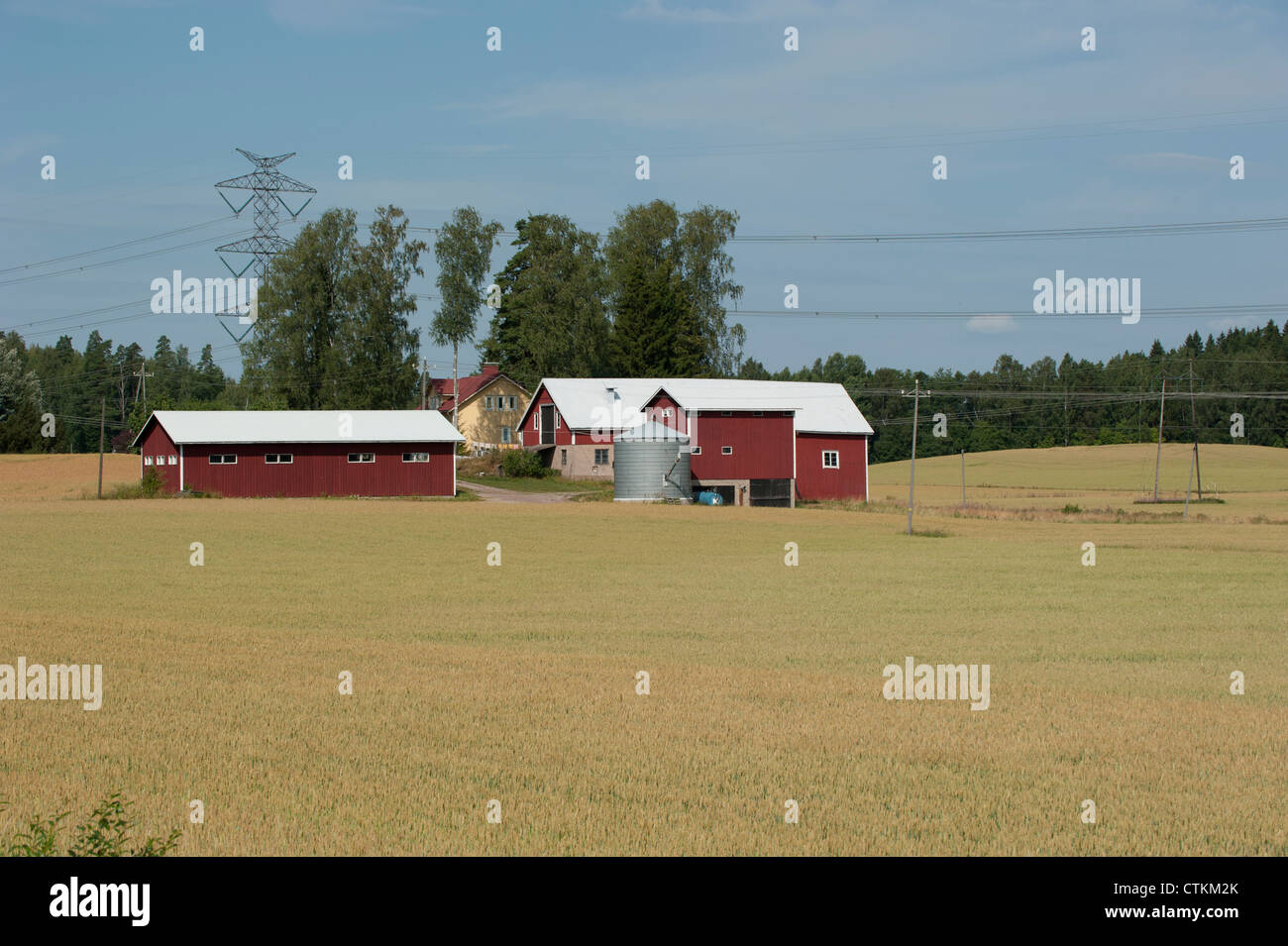 Farm house in middle field hi-res stock photography and images - Alamy