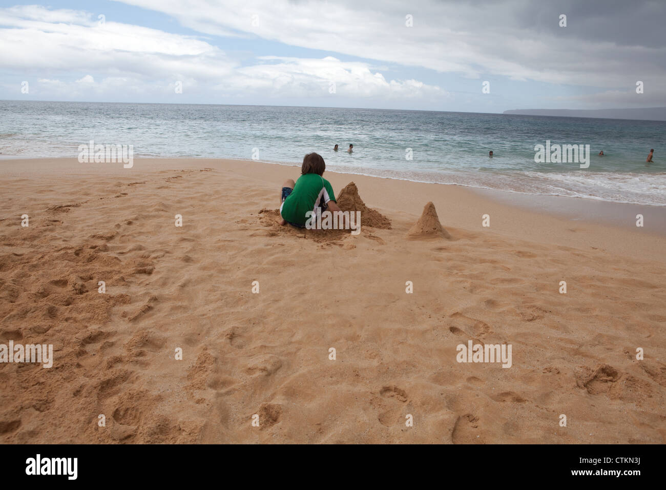 Children building sand castles hi-res stock photography and images - Alamy