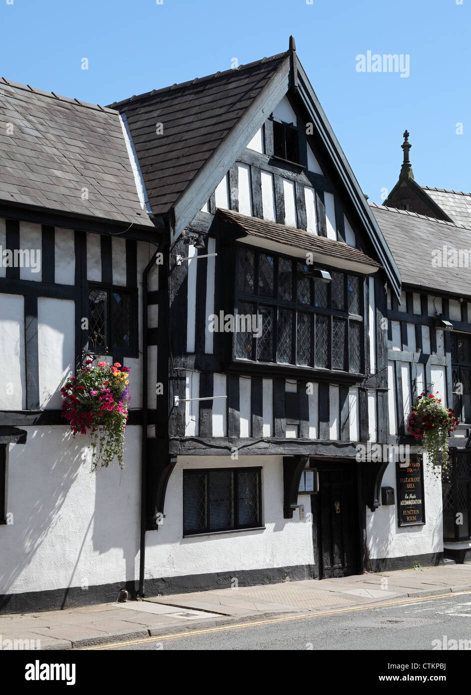 Queens head inn hi-res stock photography and images - Alamy