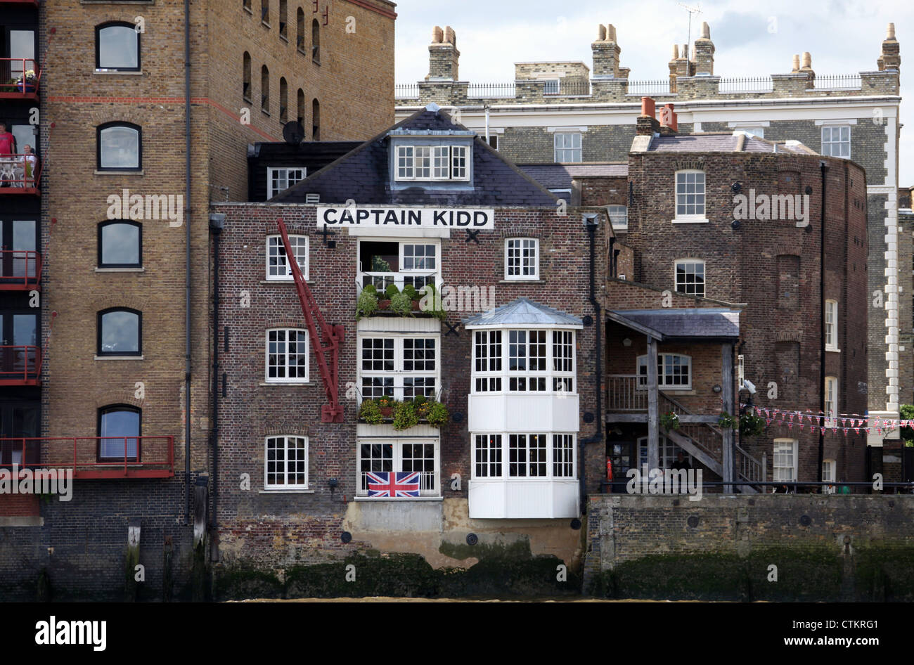 Captain Kidd Pub from the river Stock Photo - Alamy