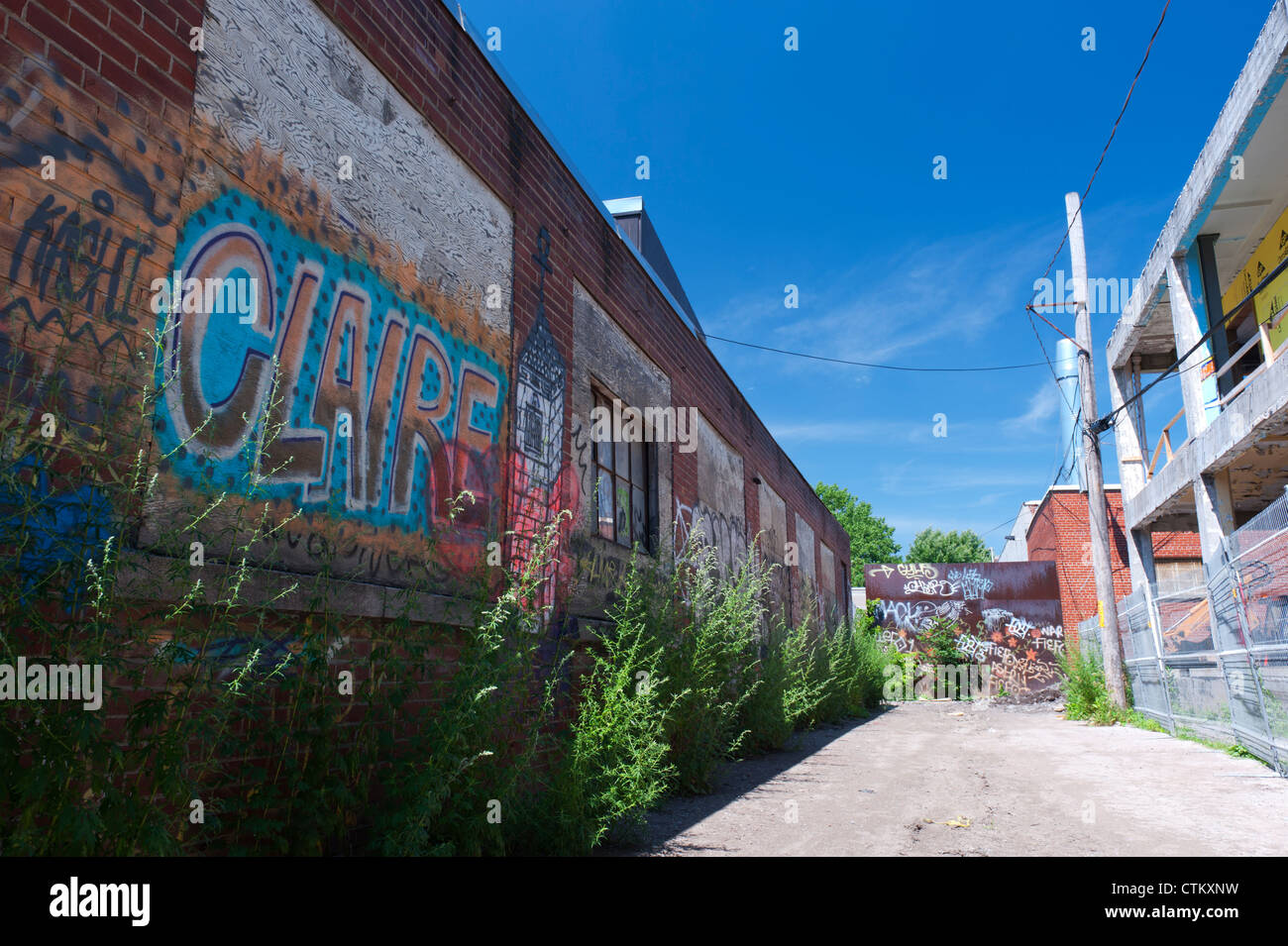 Back Alley With Graffiti High Resolution Stock Photography and Images ...