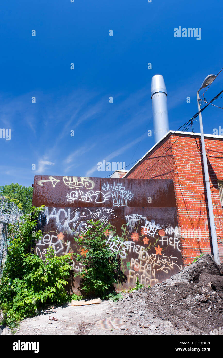 Back alley with graffiti hi-res stock photography and images - Alamy