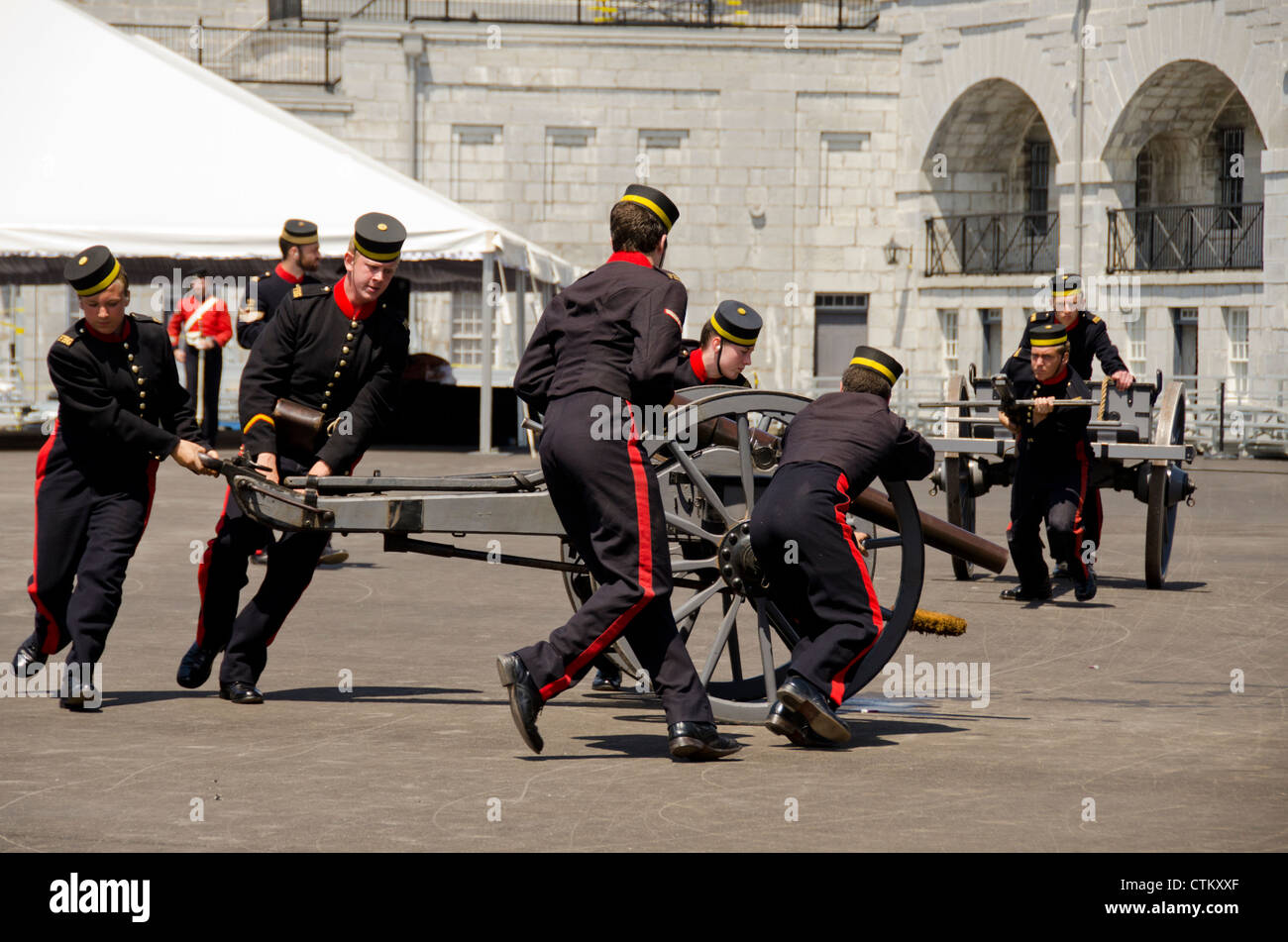 Military cannon hi-res stock photography and images - Alamy