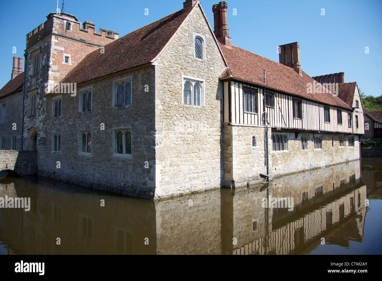 Manor house with moat hi-res stock photography and images - Alamy