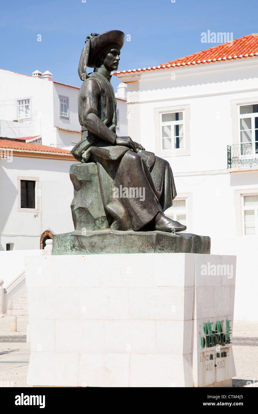 Seated man statue hi-res stock photography and images - Alamy