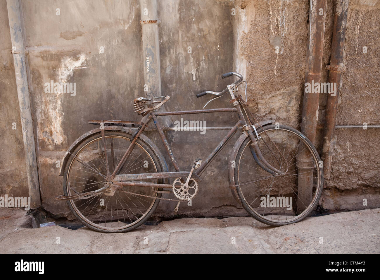 Bicycle against a wall in Jodhpur, India Stock Photo - Alamy
