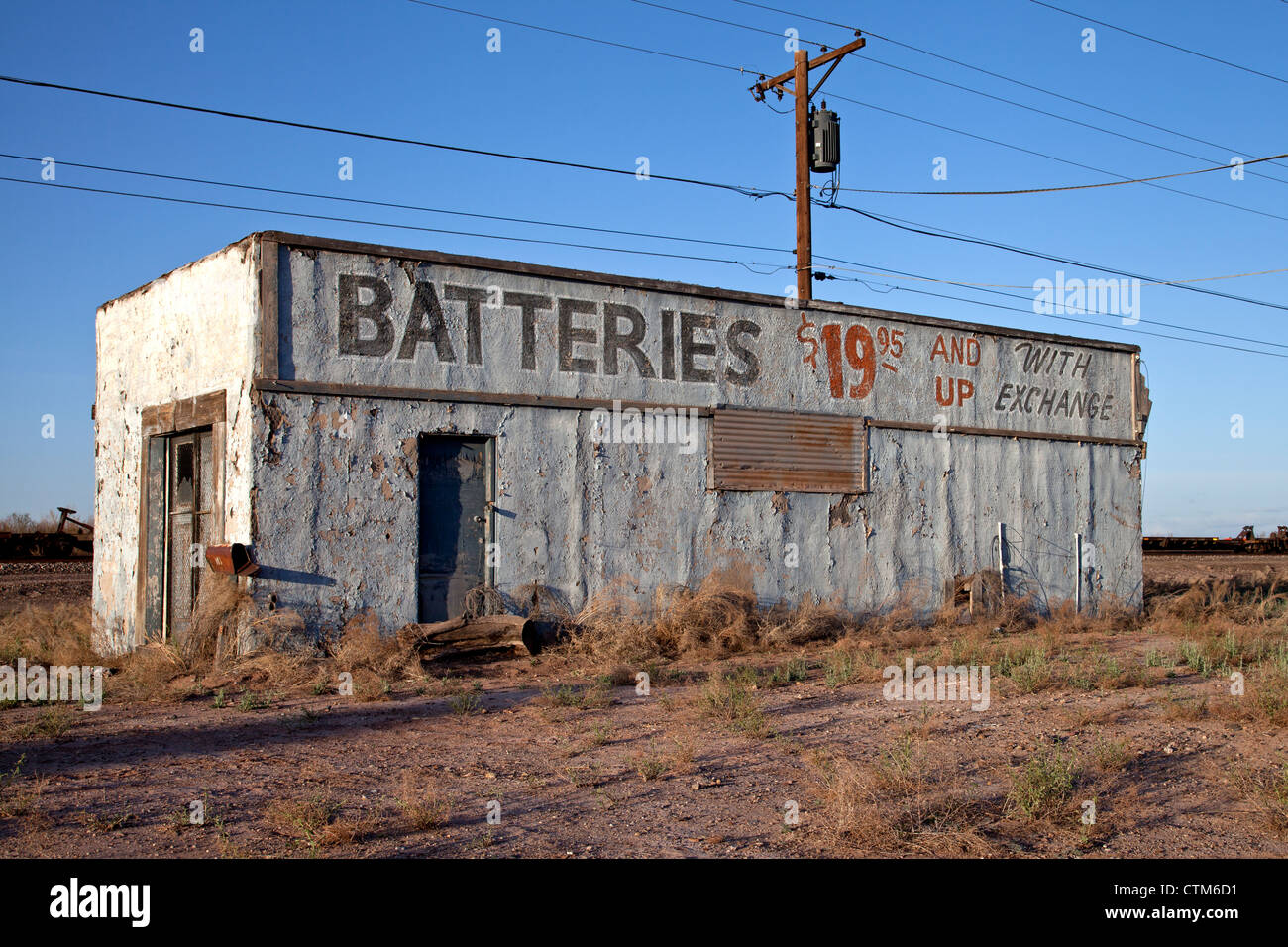 A weathered building alongside Route 66 in Holbrook, Arizona Stock ...