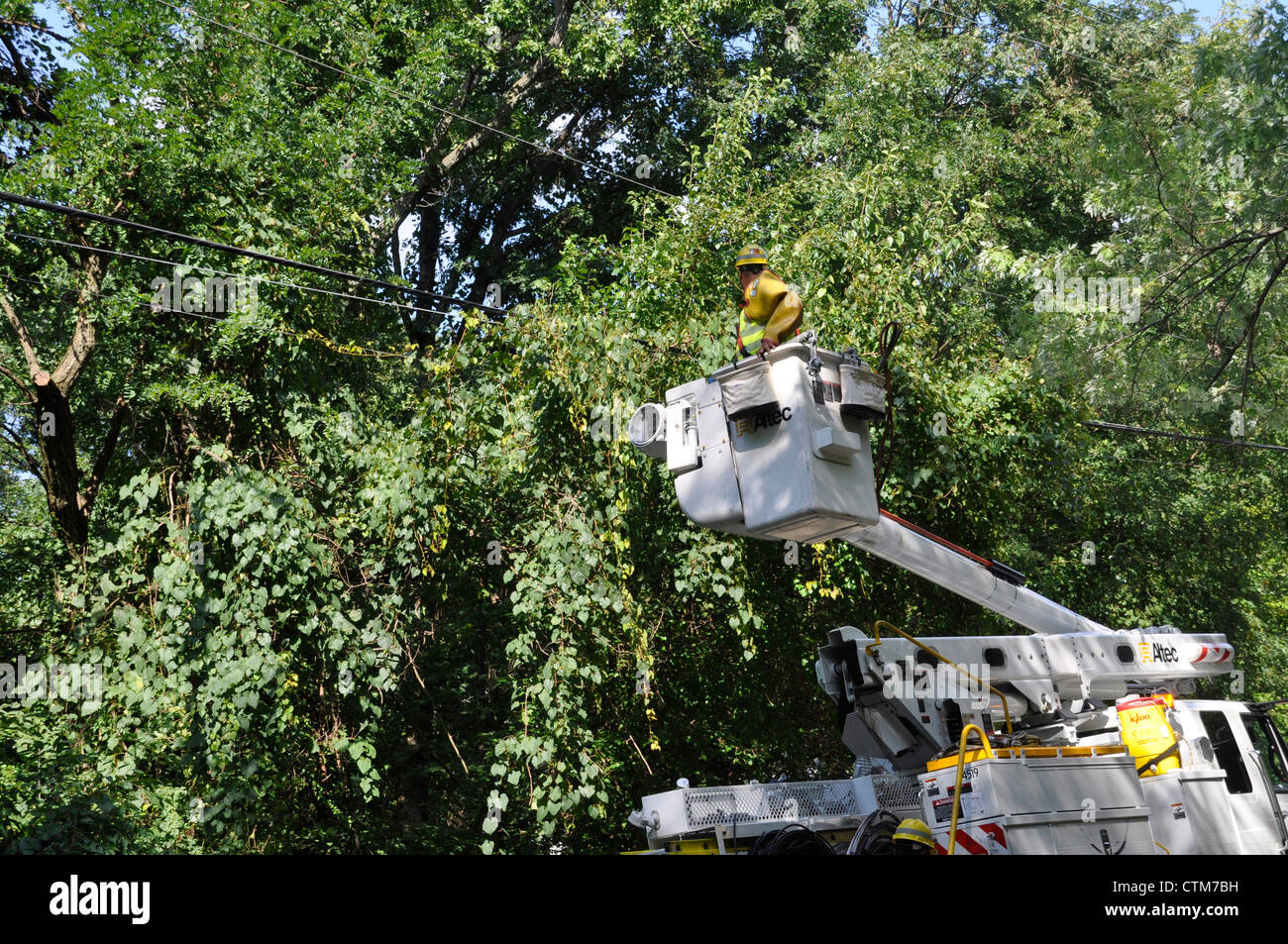Electrical power lines workers hi-res stock photography and images - Alamy