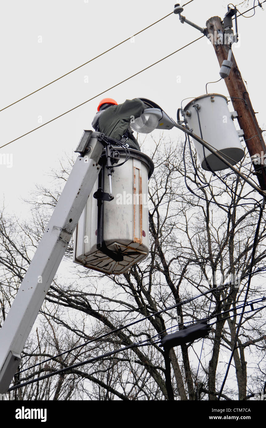 Electrical worker replacing a street light Stock Photo - Alamy